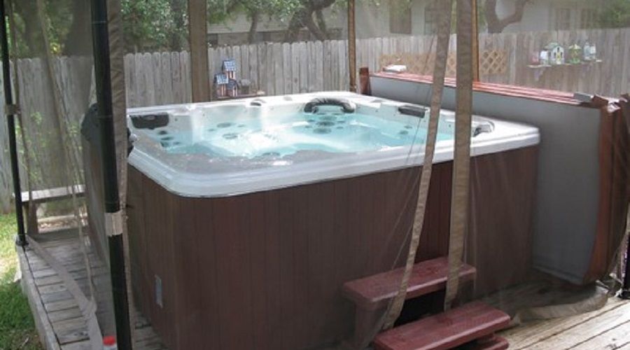 16 Brilliant Hot Tub Bar Ideas for Your Outdoor Spa