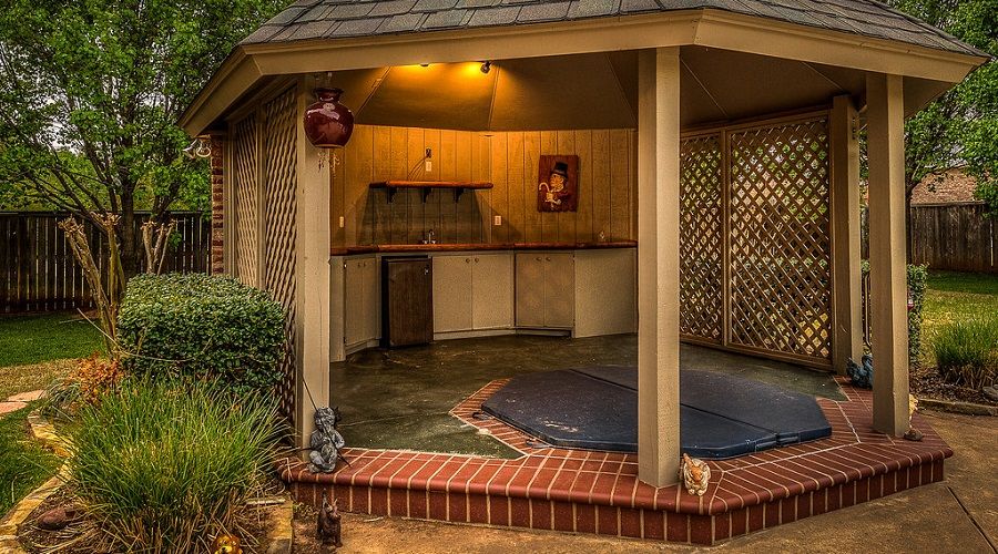 16 Brilliant Hot Tub Bar Ideas for Your Outdoor Spa