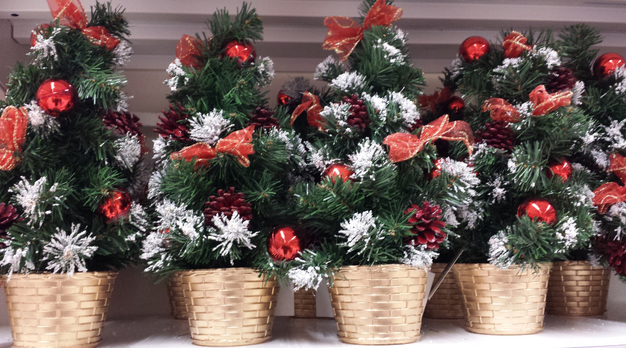 75 Beautiful Christmas Outdoor Planter Ideas for Your Porch