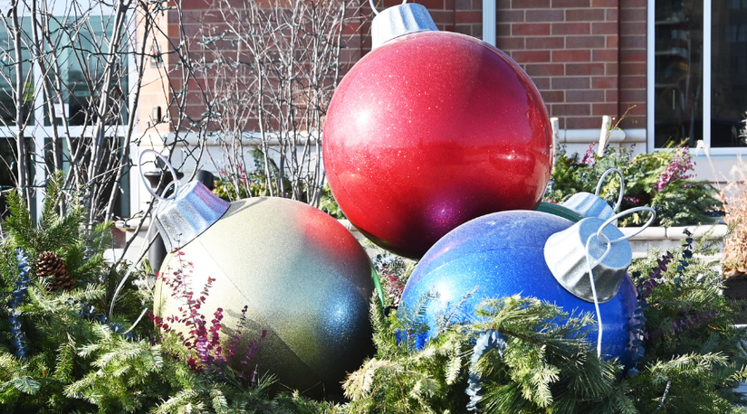 80 Cheap & Easy Outdoor Christmas Decorating Ideas