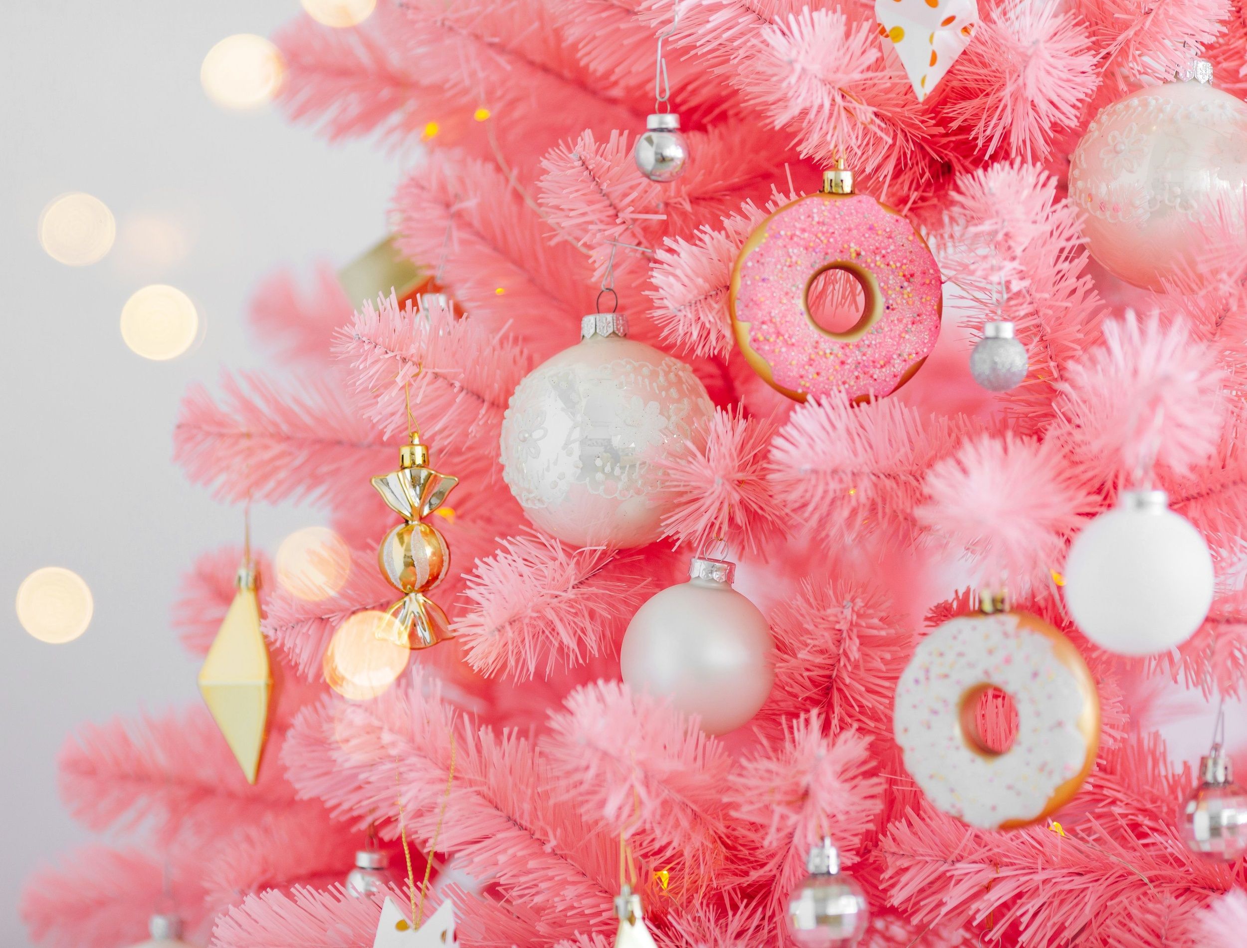 10 Pretty Pink Christmas Tree Ideas