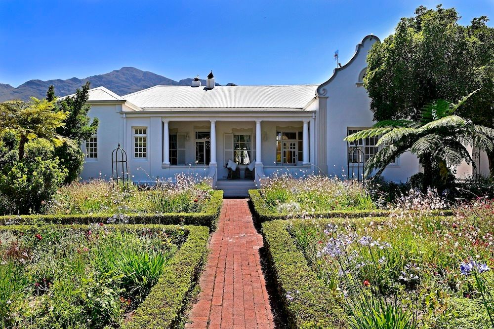 5 Best Plants for Front Yard Paths