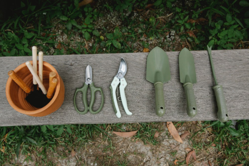 How to Use Sand and Oil to Clean Your Garden Tools