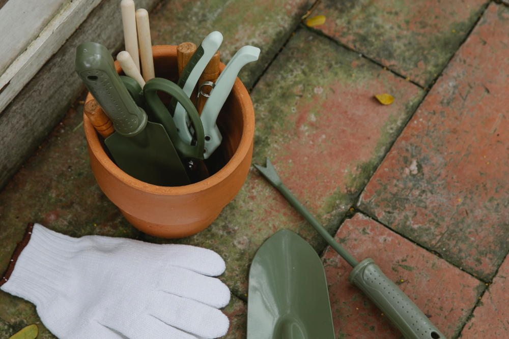How to Use Sand and Oil to Clean Your Garden Tools
