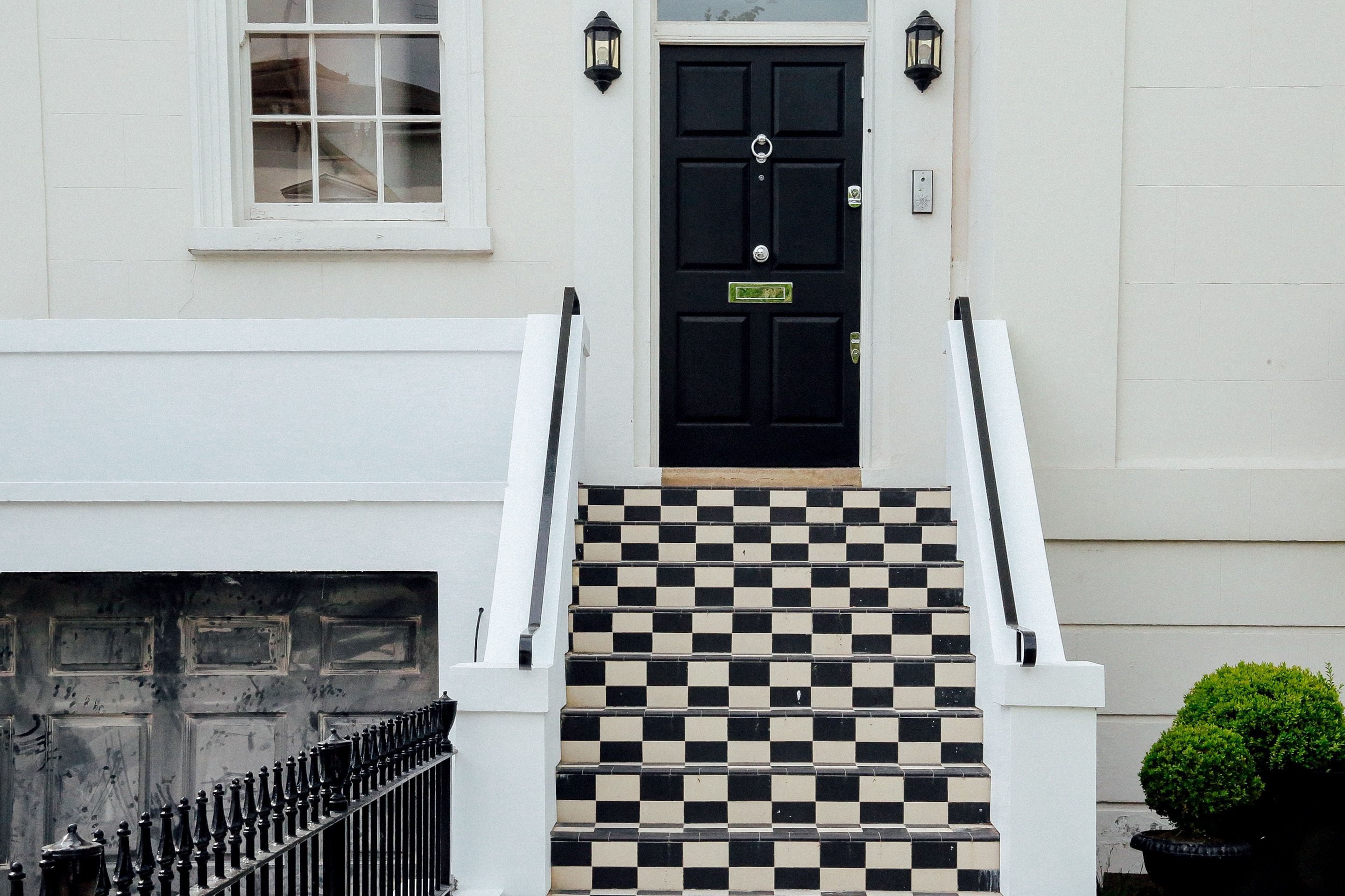 10 Beautiful Black Front Door Ideas to Update Your Entrance