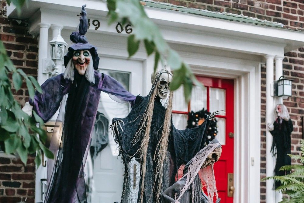 13 Scary Front Porch Ideas For Halloween