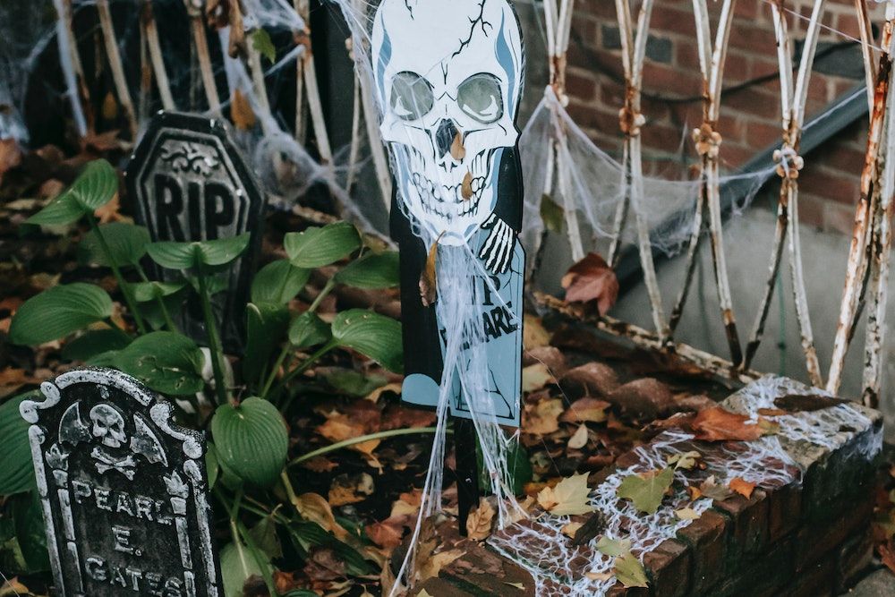 13 Scary Front Porch Ideas For Halloween