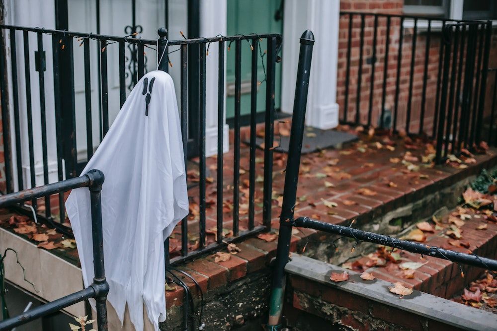 13 Scary Front Porch Ideas For Halloween