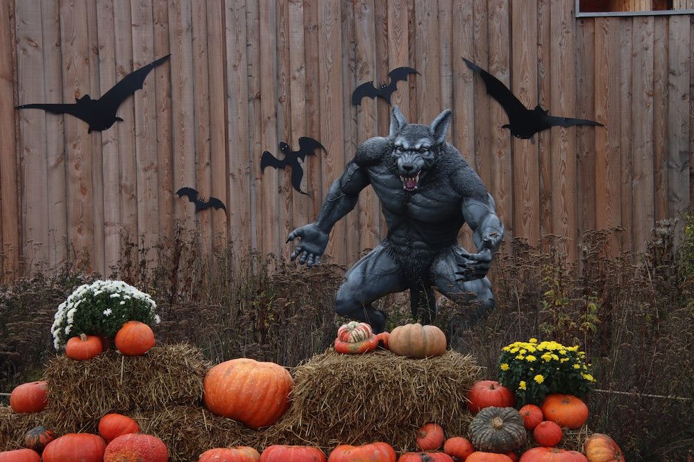 13 Scary Front Porch Ideas For Halloween