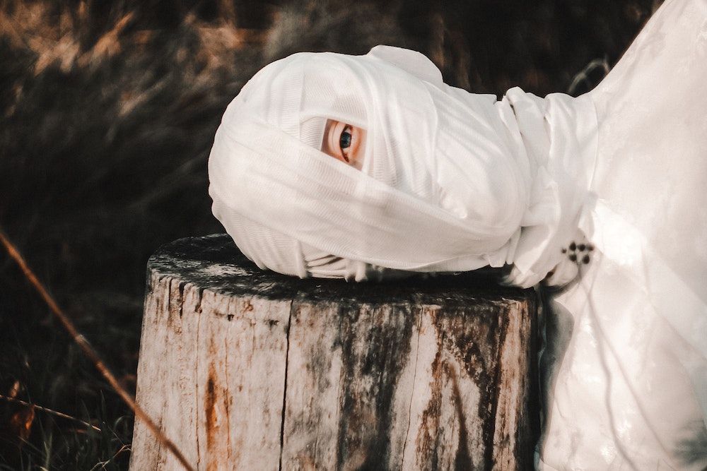 13 Scary Front Porch Ideas For Halloween