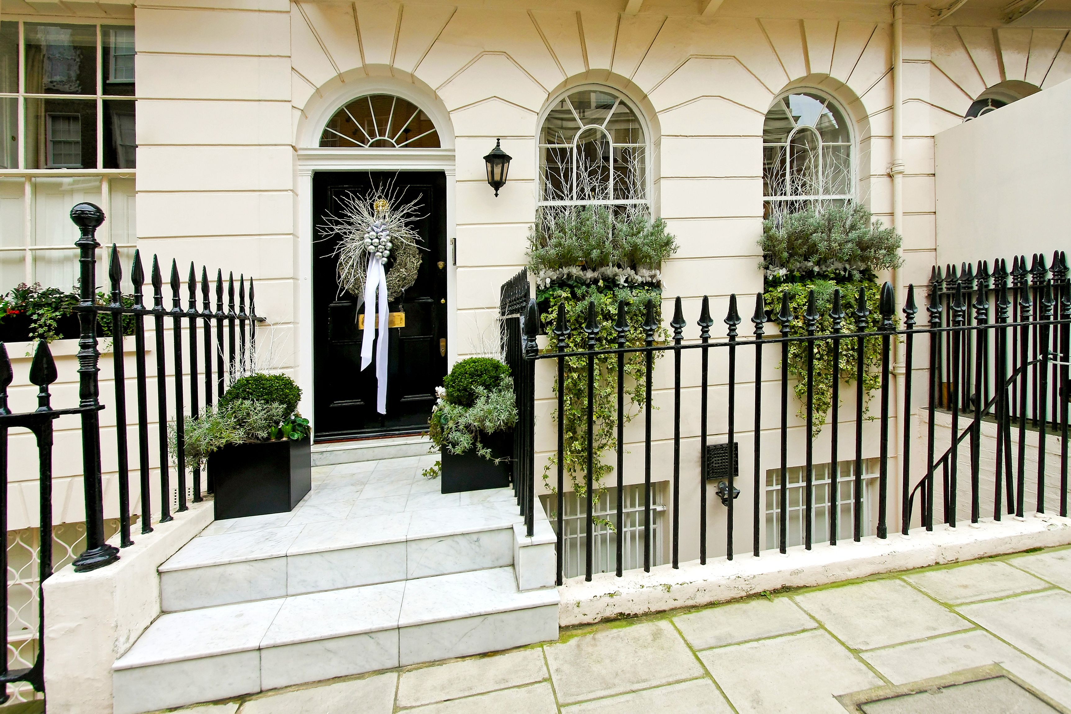 10 Beautiful Black Front Door Ideas to Update Your Entrance