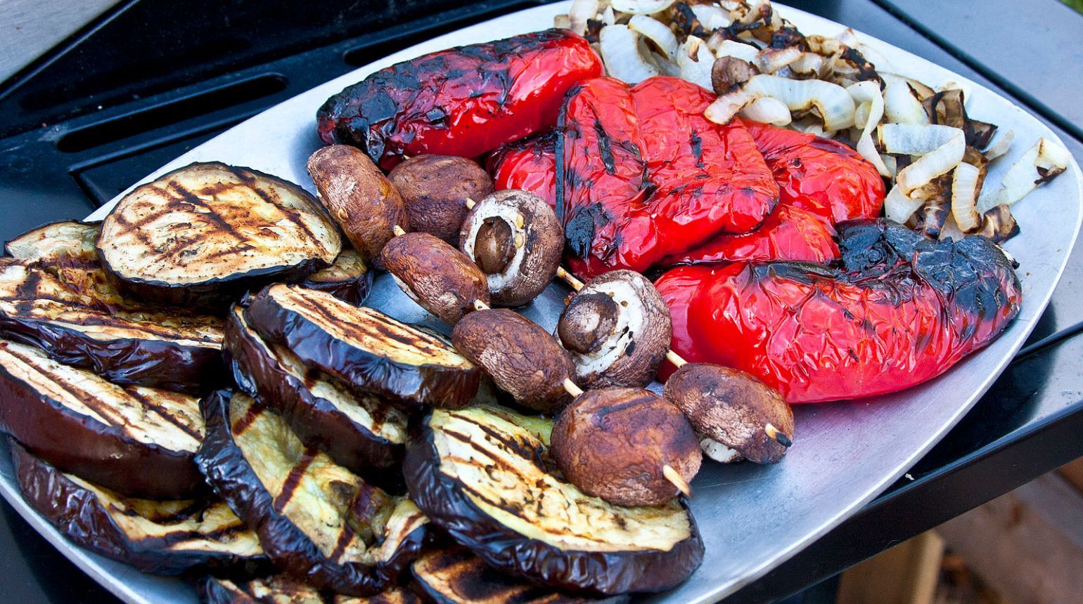 6 Tips For Throwing the Best Backyard BBQ This Fall