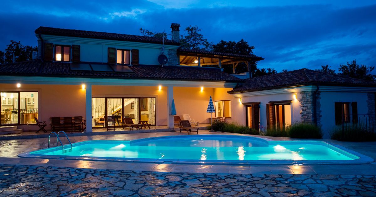 6 Ways to Light Your Swimming Pool