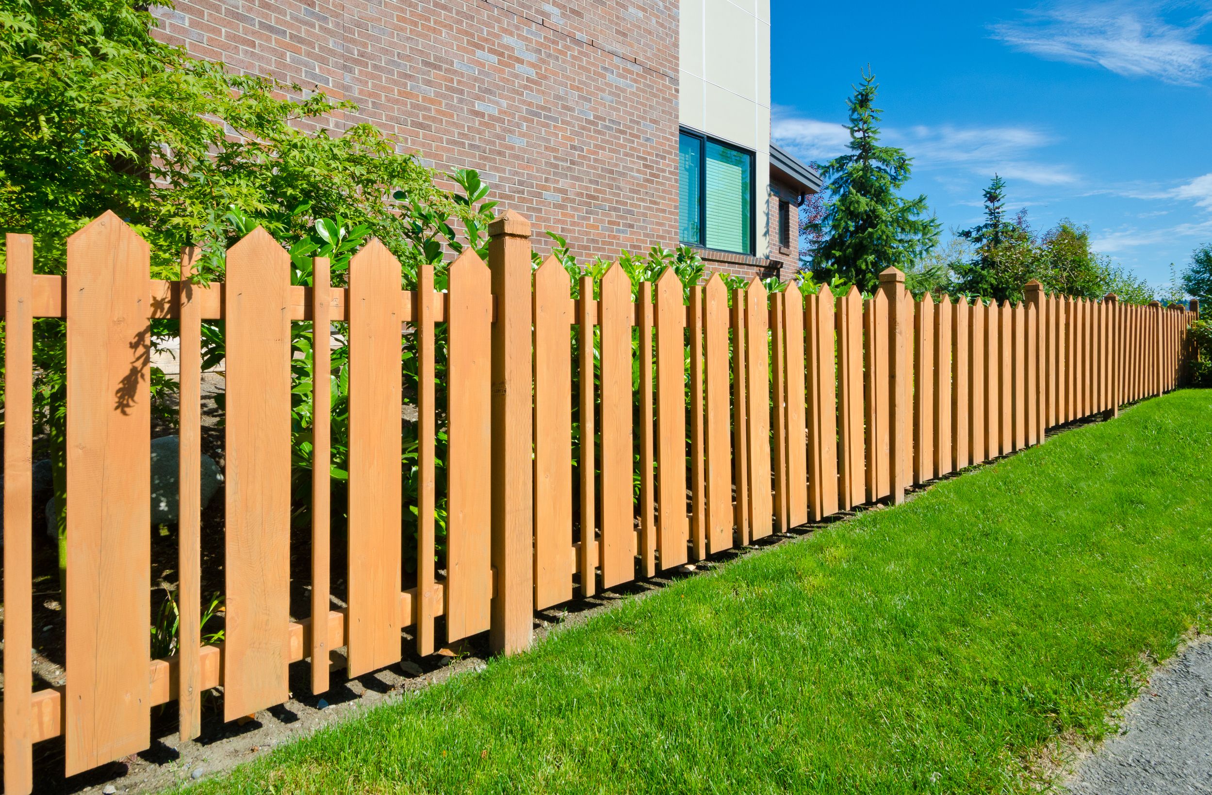 4 Charming Picket Fence Ideas For Your Landscape