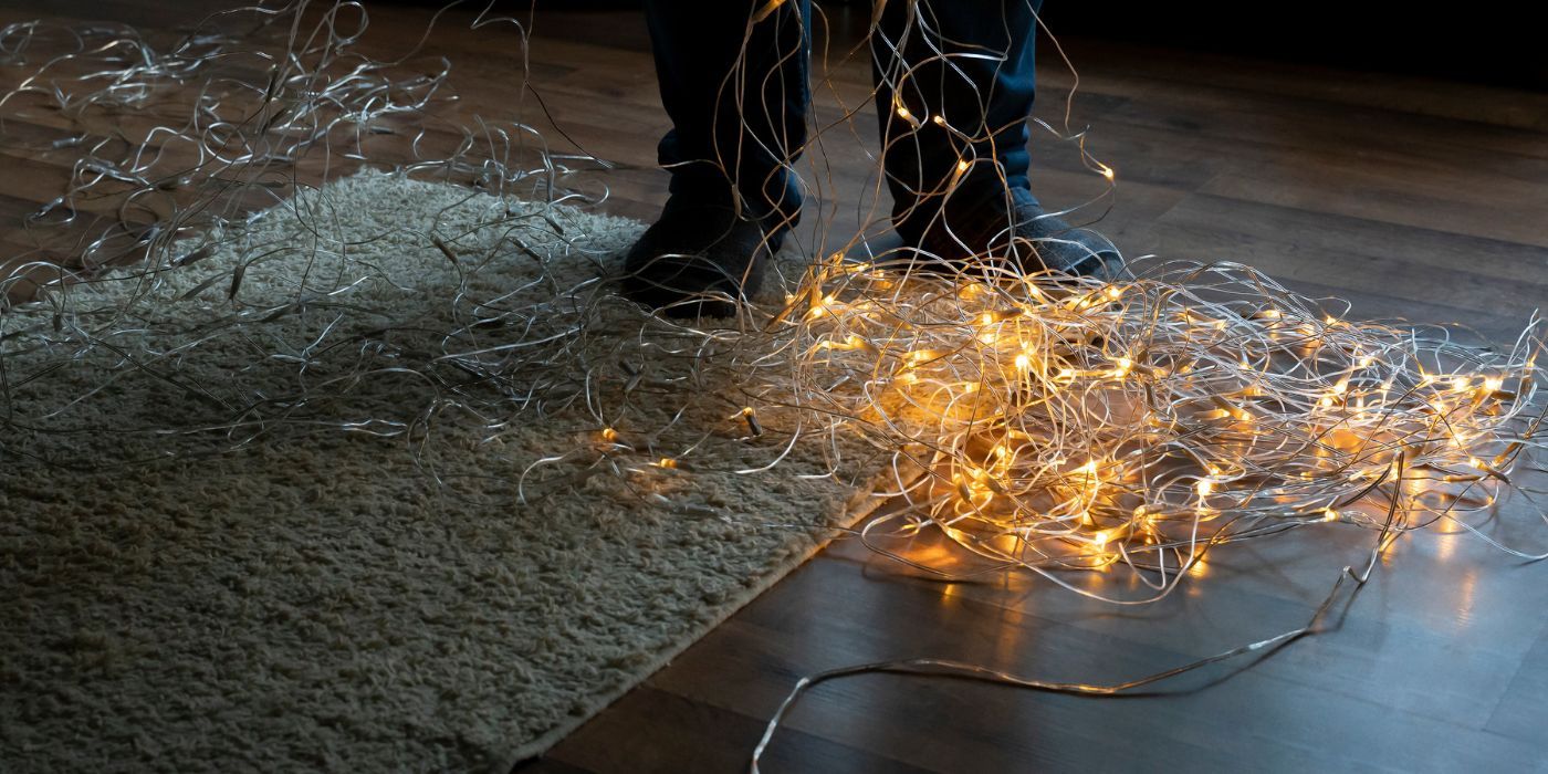 Store Christmas Lights Using a Paper Towel Roll