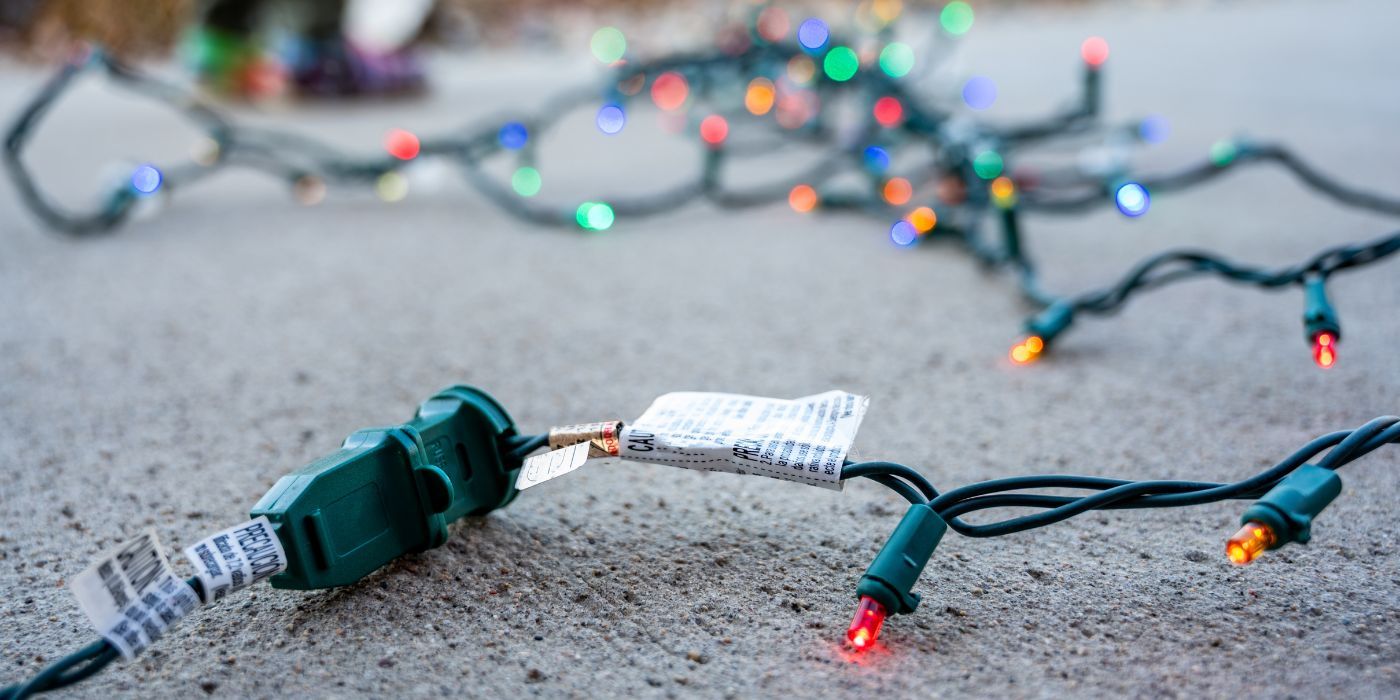 Store Christmas Lights Using a Paper Towel Roll