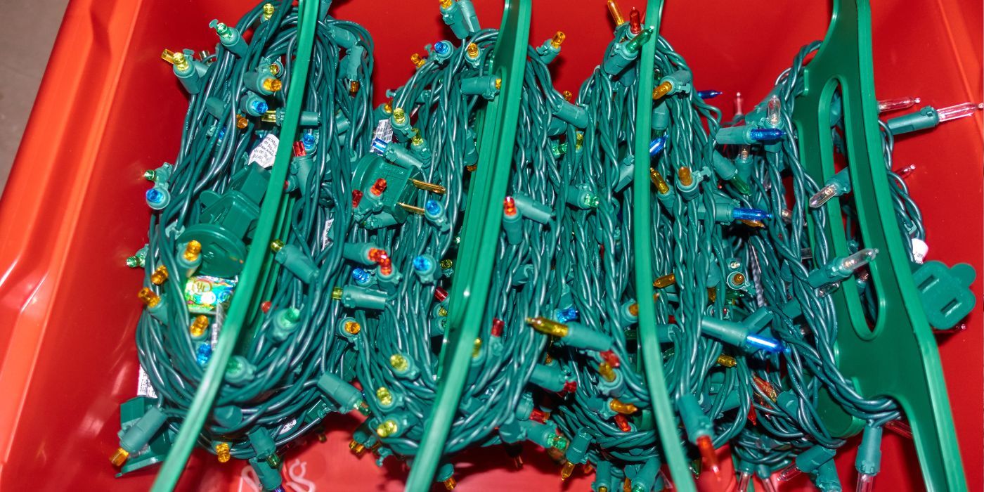 Store Christmas Lights Using a Paper Towel Roll