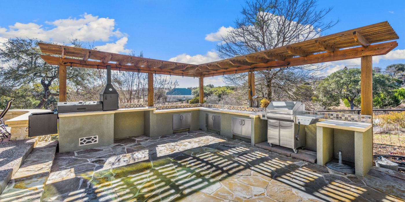 Crafting the Ultimate Outdoor Kitchen Experience