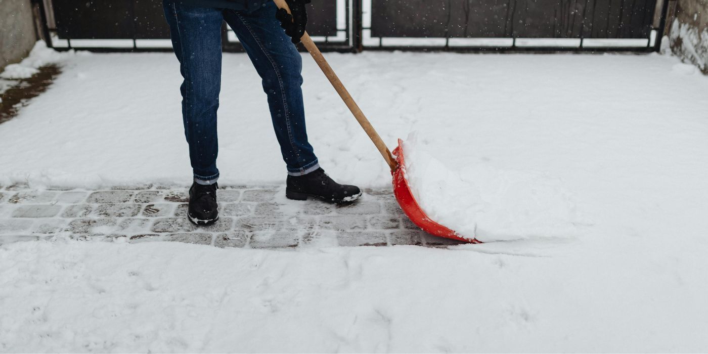 5 Landscaping Solutions to Keep Garden Paths Accessible in Winter