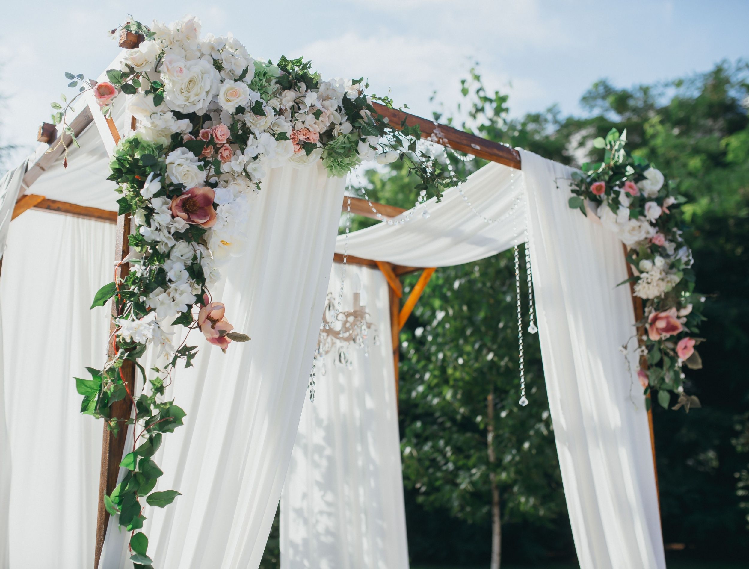 Transform Your Wedding with Stunning Grounded Flower Displays