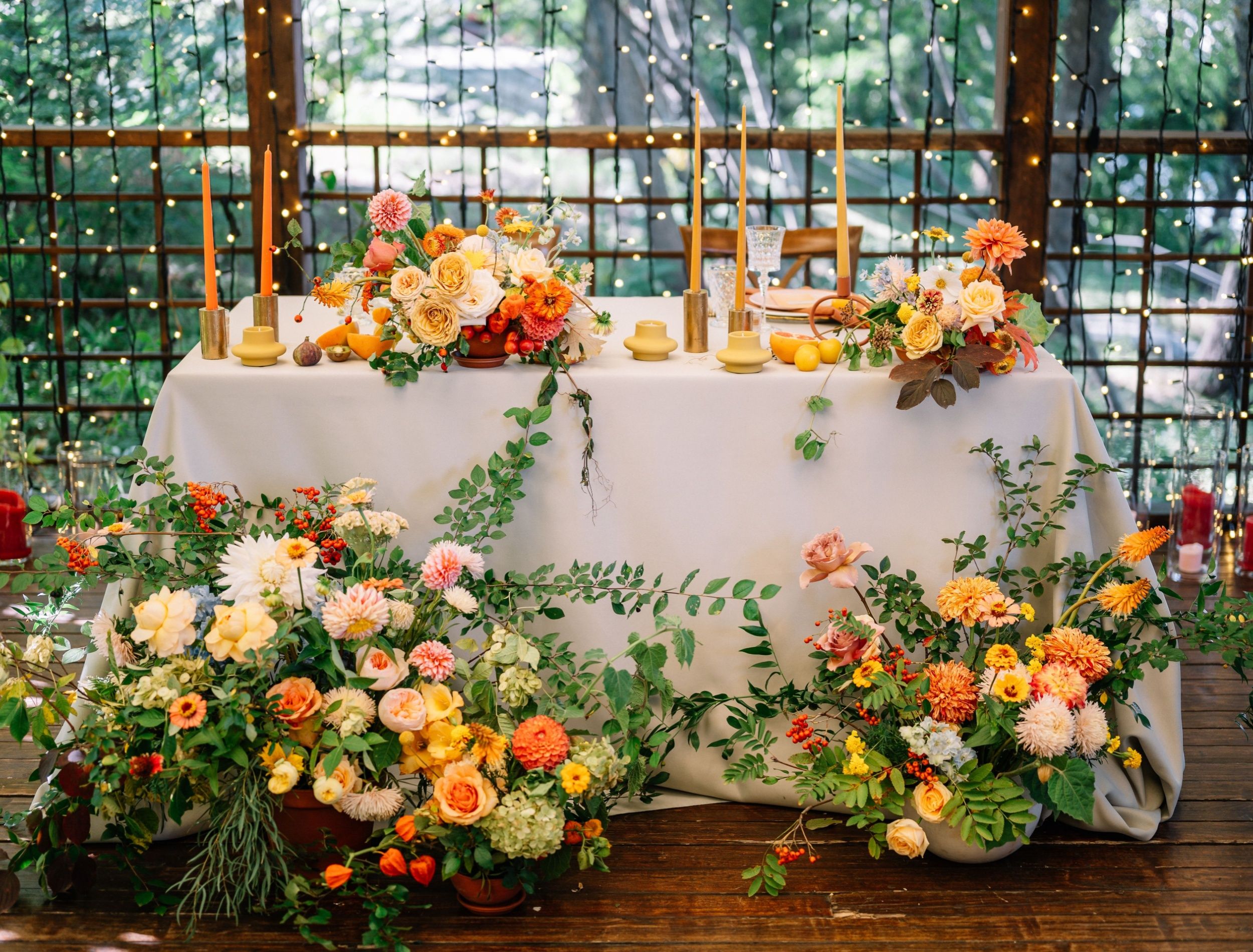 Statement Flowers: The Hottest Summer Wedding Trends Statement Flowers: The Hottest Summer Wedding Trends
