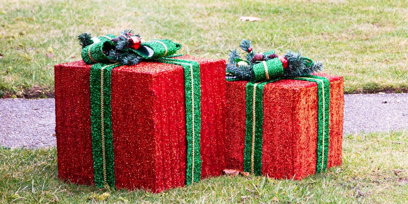 Make DIY Christmas Decorations to Transform Outdoor Spaces